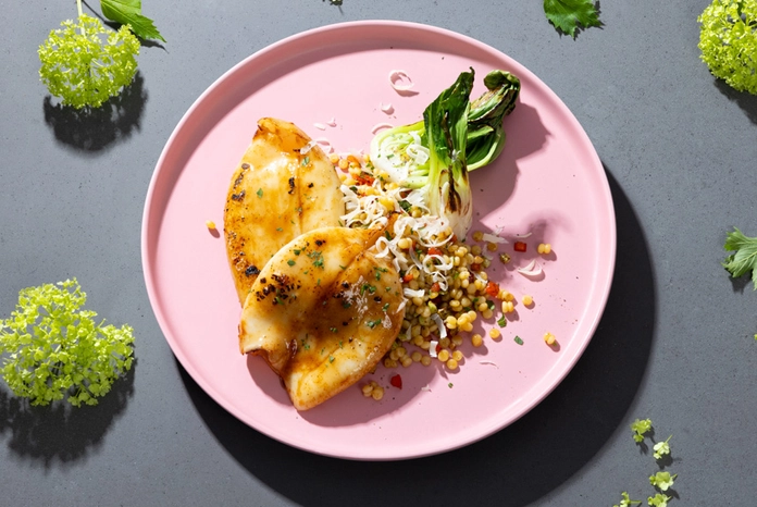 Запеченное филе кальмара с птитимом и капустой пак-чой